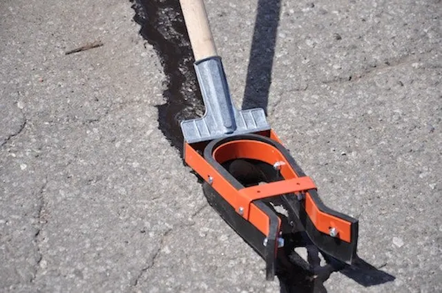Modified cold applied pourable crack filler | Roads and Bridges